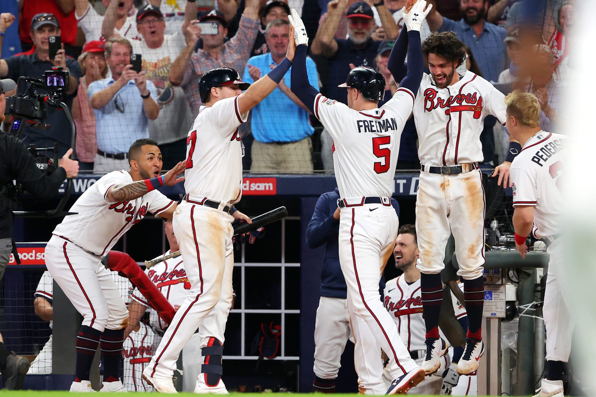 Freeman slaat Braves naar NLCS, Astros verpletteren White Sox ...